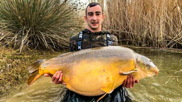 Pesca una carpa de más de 105 kilos que bate el récord mundial