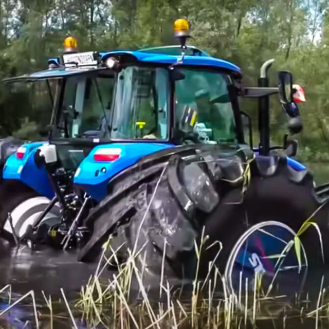 Un tractor trata de rescatar a un coche volcado pero su 'ayuda' acaba ...