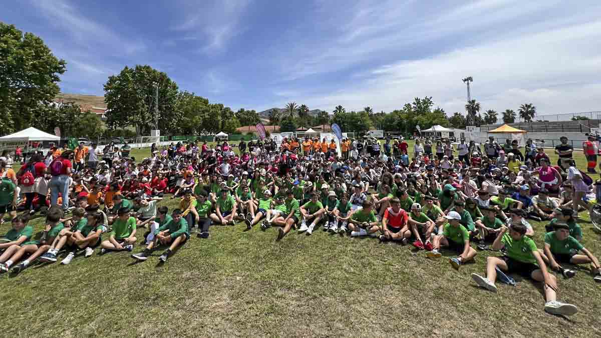 Imagen sin precedentes: 500 niños de 10 colegios gritan «viva la caza ...
