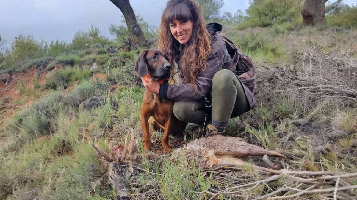 Esta cazadora de AEPES y su perro logran encontrar un raro corzo ...