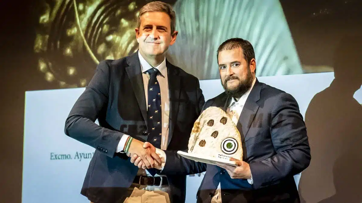 Israel Hernández, director de Jara y Sedal, recibe el premio a la ...