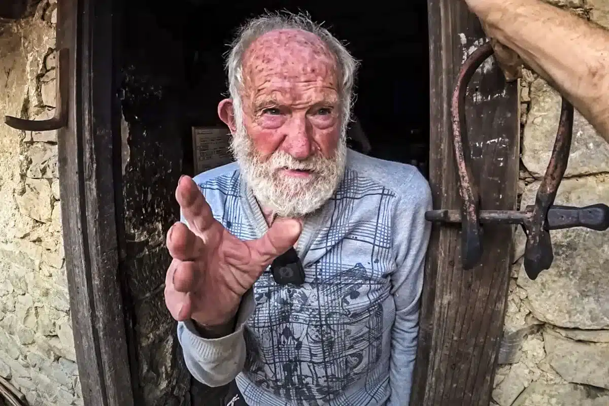Localizan a un hombre de 93 años que vive aislado en un rincón oculto ...