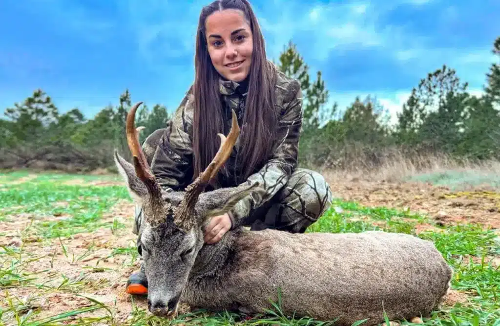 Una joven granadina caza en Jaén un precioso y simétrico ciervo en plena berrea inesperada ...