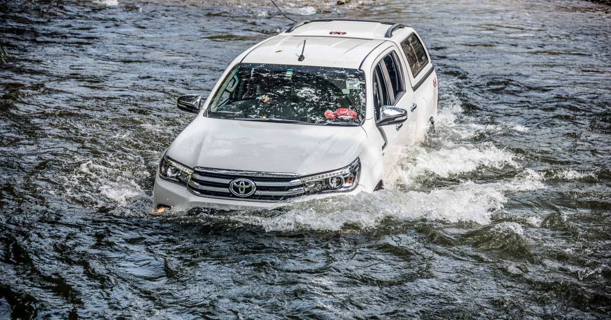 ¿Cómo escapar de tu coche si quedas atrapado en una riada?