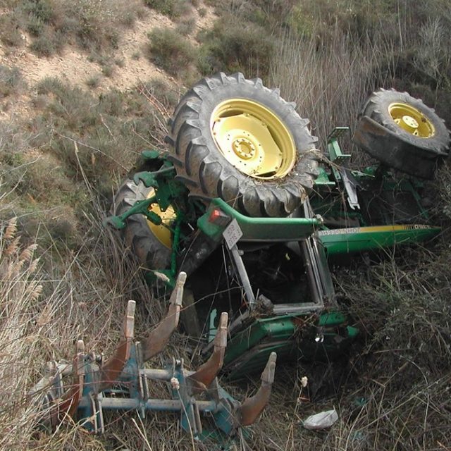 Mueren dos agricultores aplastados por sus tractores en dos trágicos ...